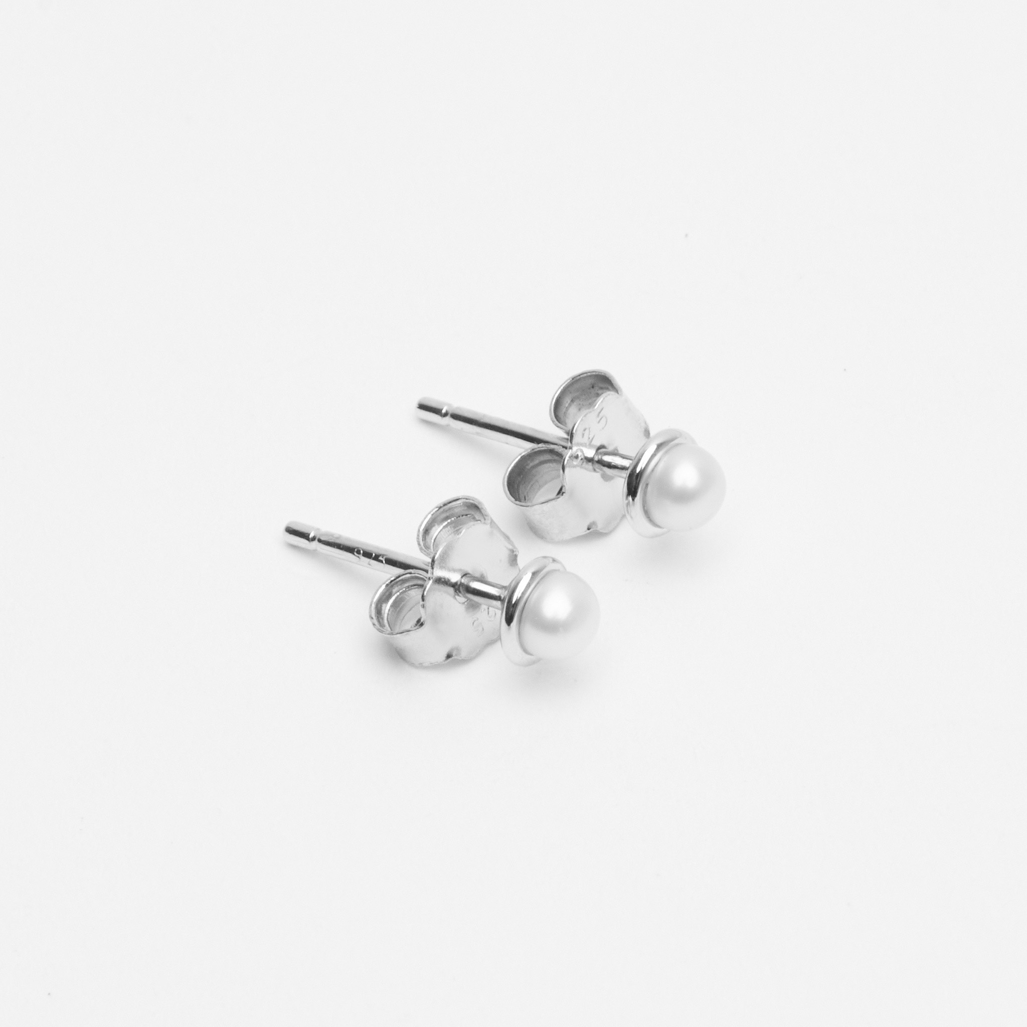 42% off on 4mm Pearl & Silver Stud Earrings | OneDayOnly